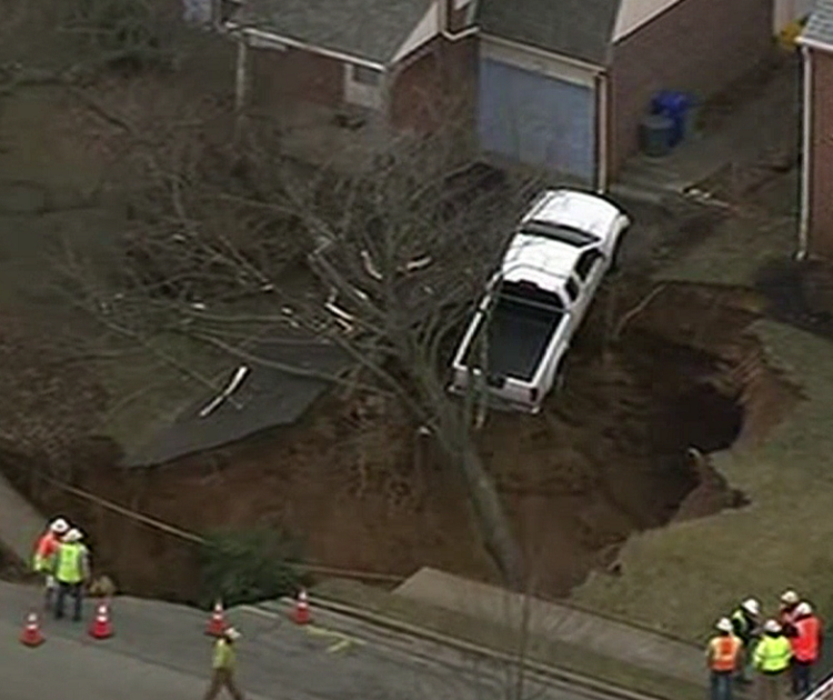 Massive Sinkhole Opens in Pennsylvania | NTD