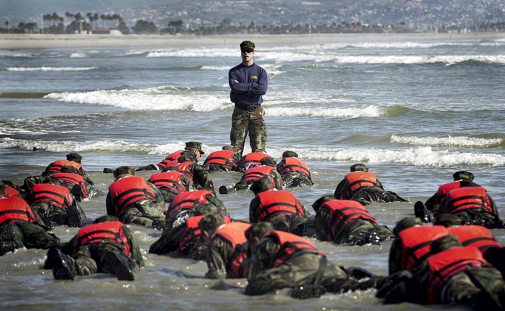 First Female Navy SEAL Applicant Quits During Training | NTD