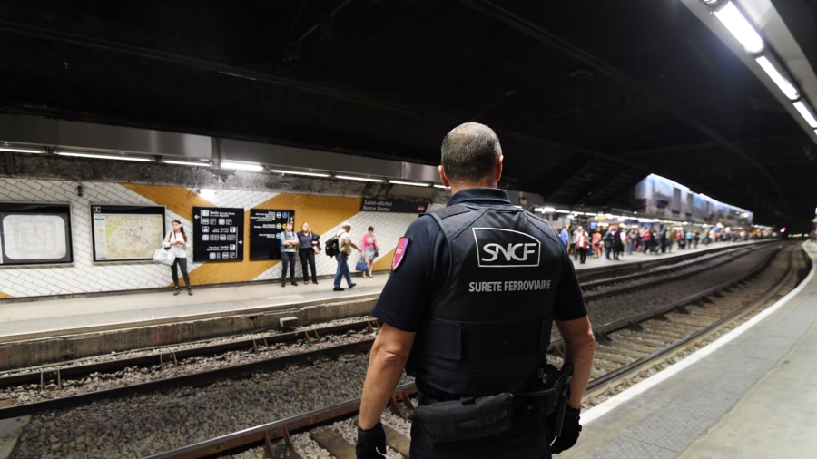 Knifeman Attacks Soldier in Paris Subway, Terrorism Probe Opened | NTD