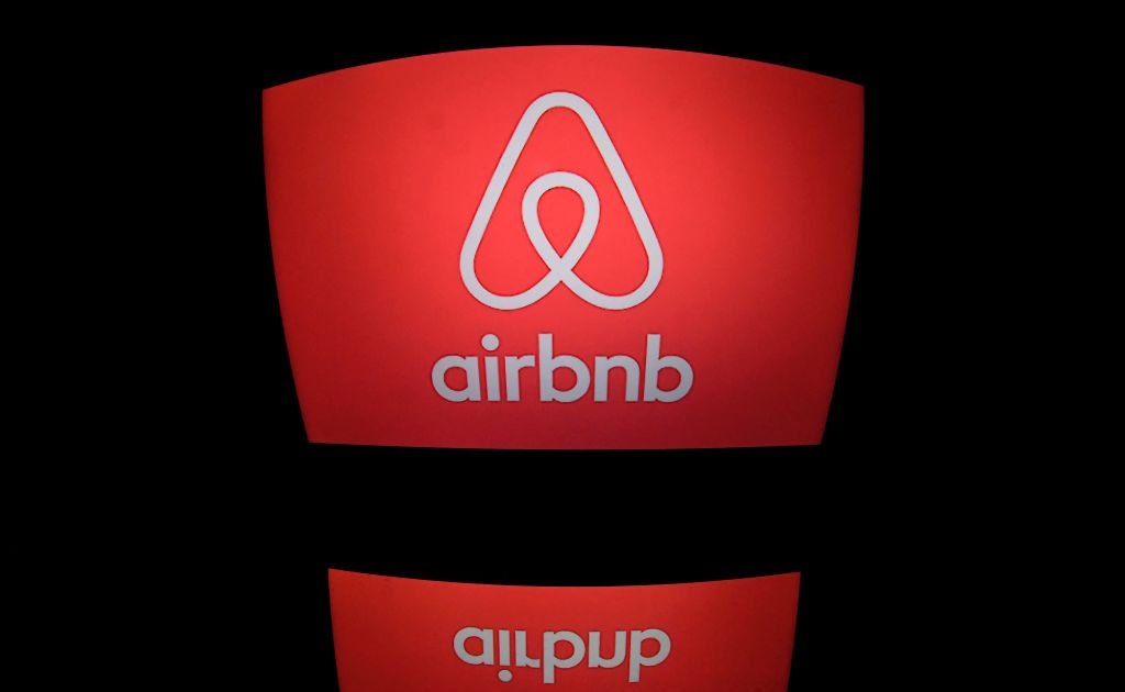 Couple Find Hidden Camera In Airbnb Bedroom In California Ntd