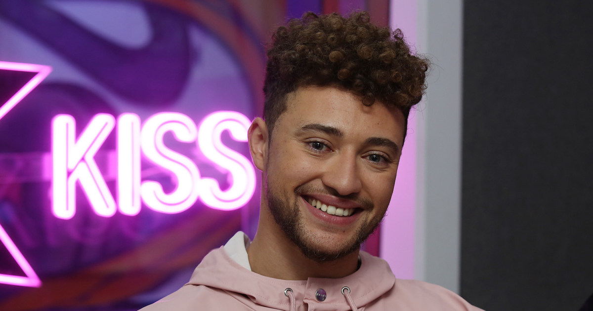 UK School Bans ‘Meet Me at McDonald’s’ Haircut | NTD