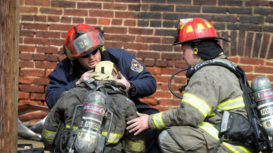 2 Firefighters Dead, 2 Injured in Building Collapse | NTD