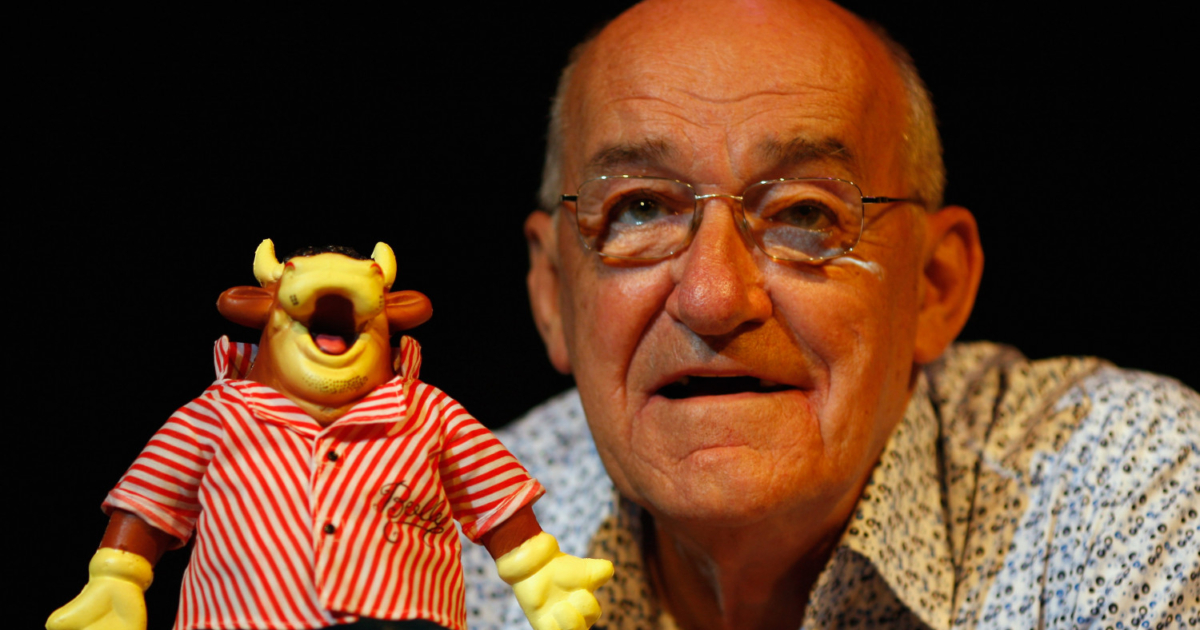Comedian and ‘Bullseye’ Presenter Jim Bowen Dies Aged 80 | NTD