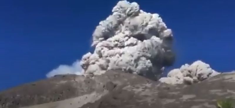Massive Volcano Suddenly Erupts in Java | NTD