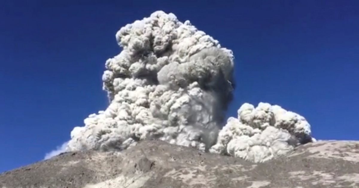 Largest Volcano in the World Sits Beneath 2 Small Rocky Peaks in Hawaii ...