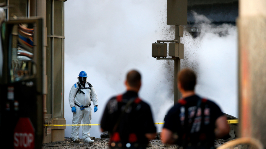 Asbestos From Manhattan Steam Pipe Blast Forces Evacuations | NTD