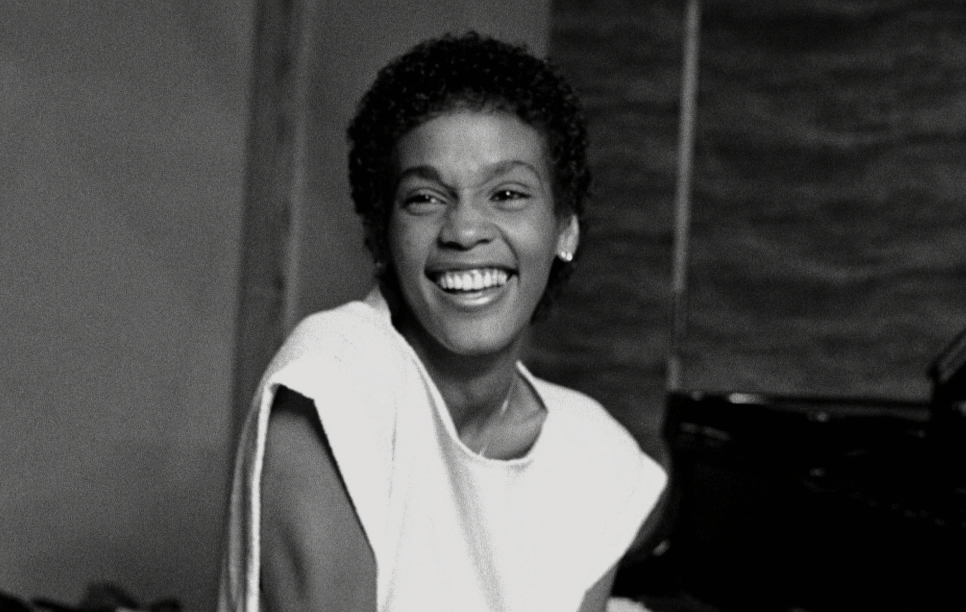 Documentary ‘Whitney’ Unveils Tragic Secret From Her Childhood | NTD