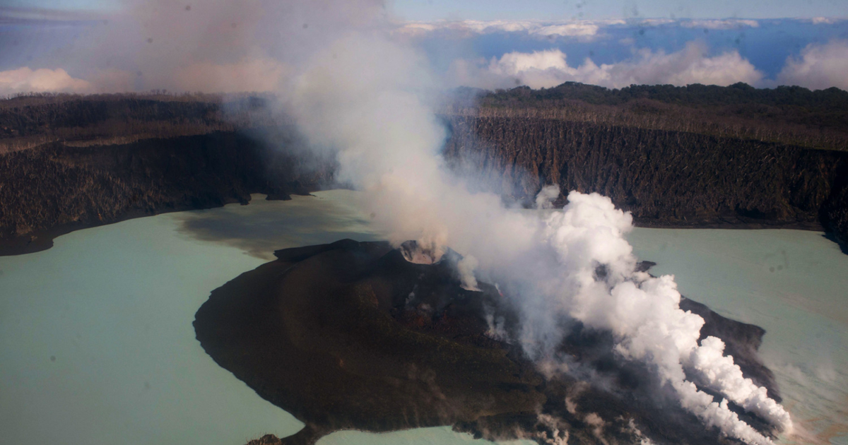 Volcano Creating Crisis on Vanuatu’s Ambae Island | NTD