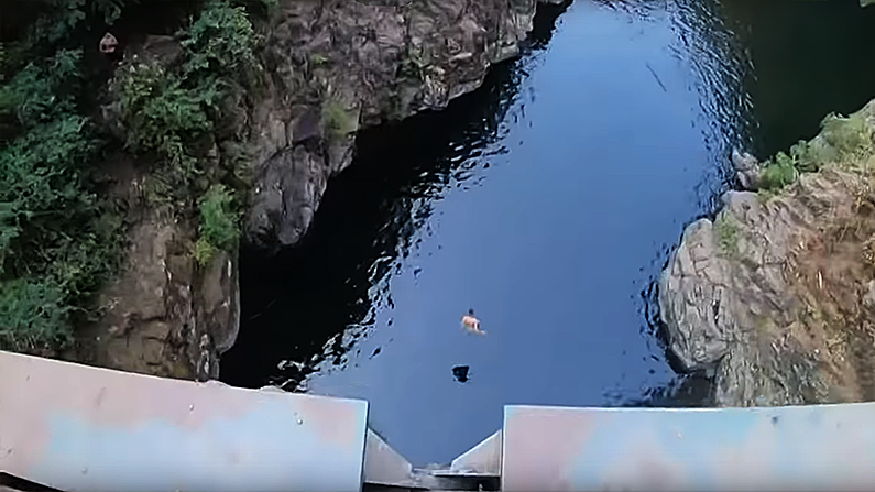 Teen Badly Hurt After Being Pushed off 60-Foot Bridge | NTD