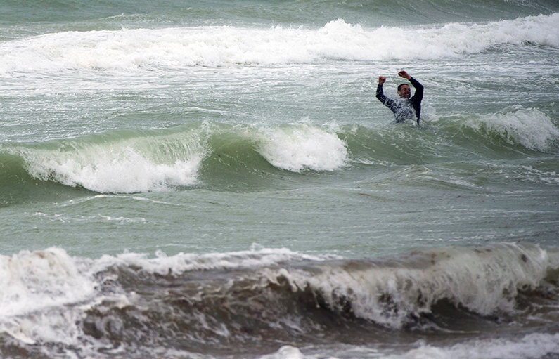 Rip Tides Nearly Claim Dozens of Lives Off Florida Coast | NTD