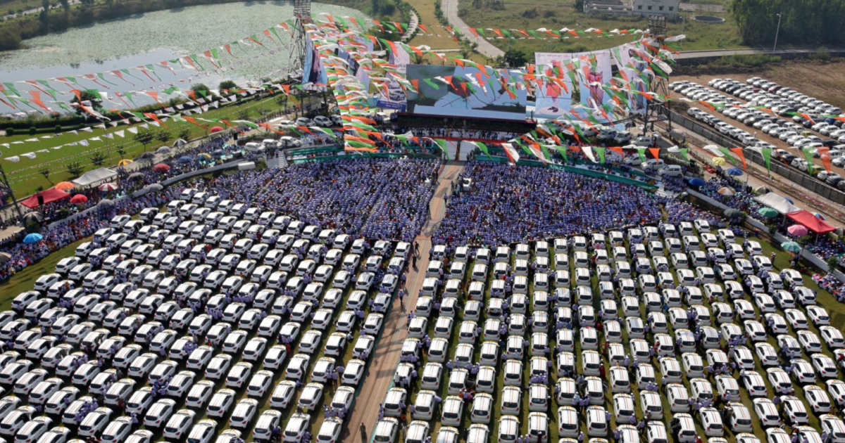 Indian Diamond Merchant Makes Gift of 600 Cars to Staff With Modi’s ...