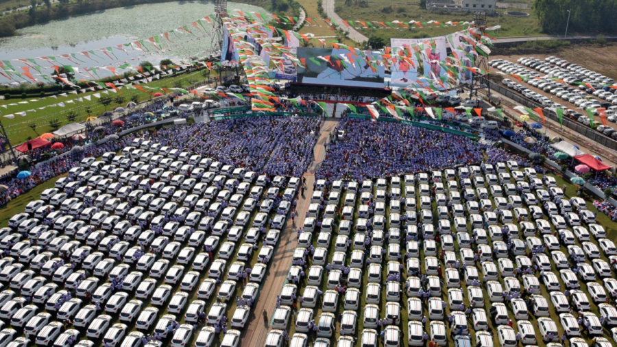 Indian Diamond Merchant Makes Gift of 600 Cars to Staff With Modi's ...