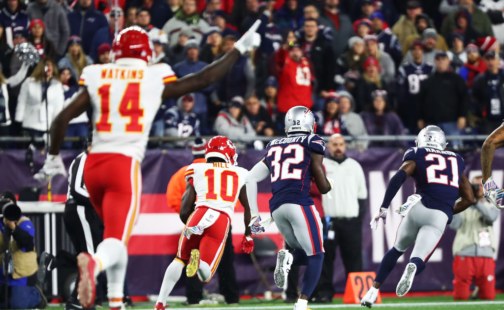 Patriots Fan Who Threw Beer at Chiefs Player Tyreek Hill Is Charged | NTD