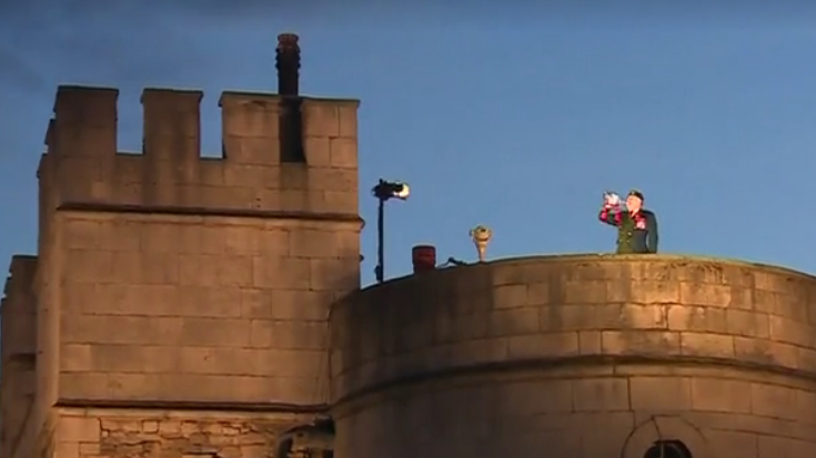 Tower of London Lights up for WW1 Centenary | NTD
