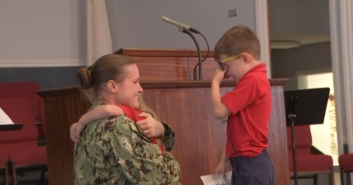 Soldier Mom Surprises Her Two Kids | NTD