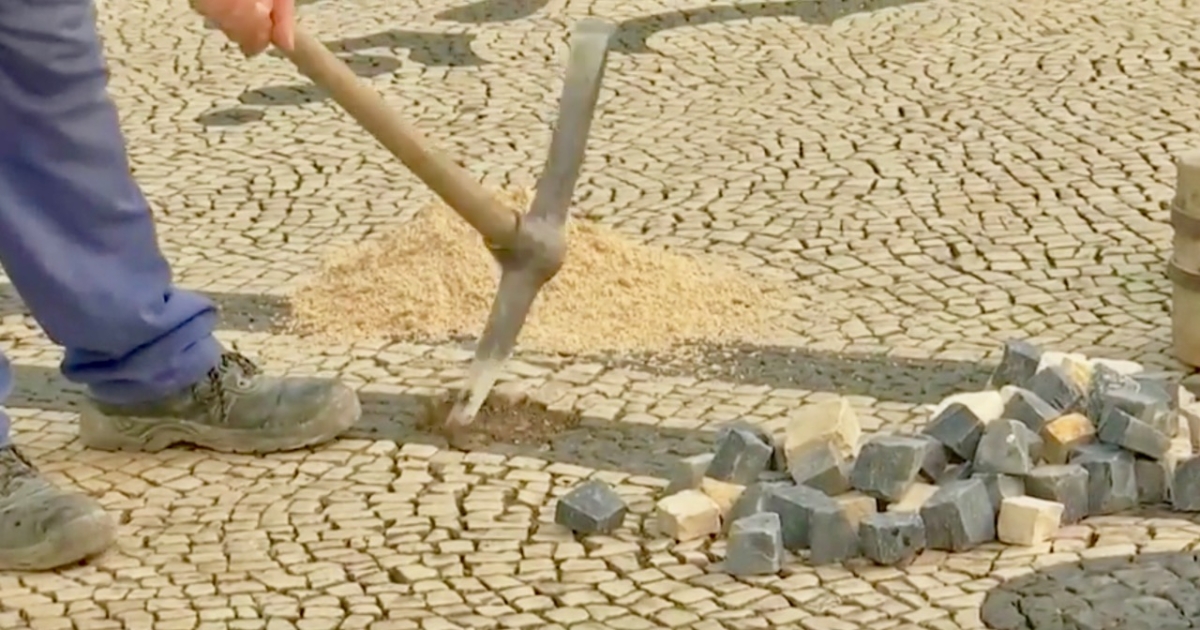 Portuguese Fear Losing Ancient Cobblestone Artistic Tradition | NTD