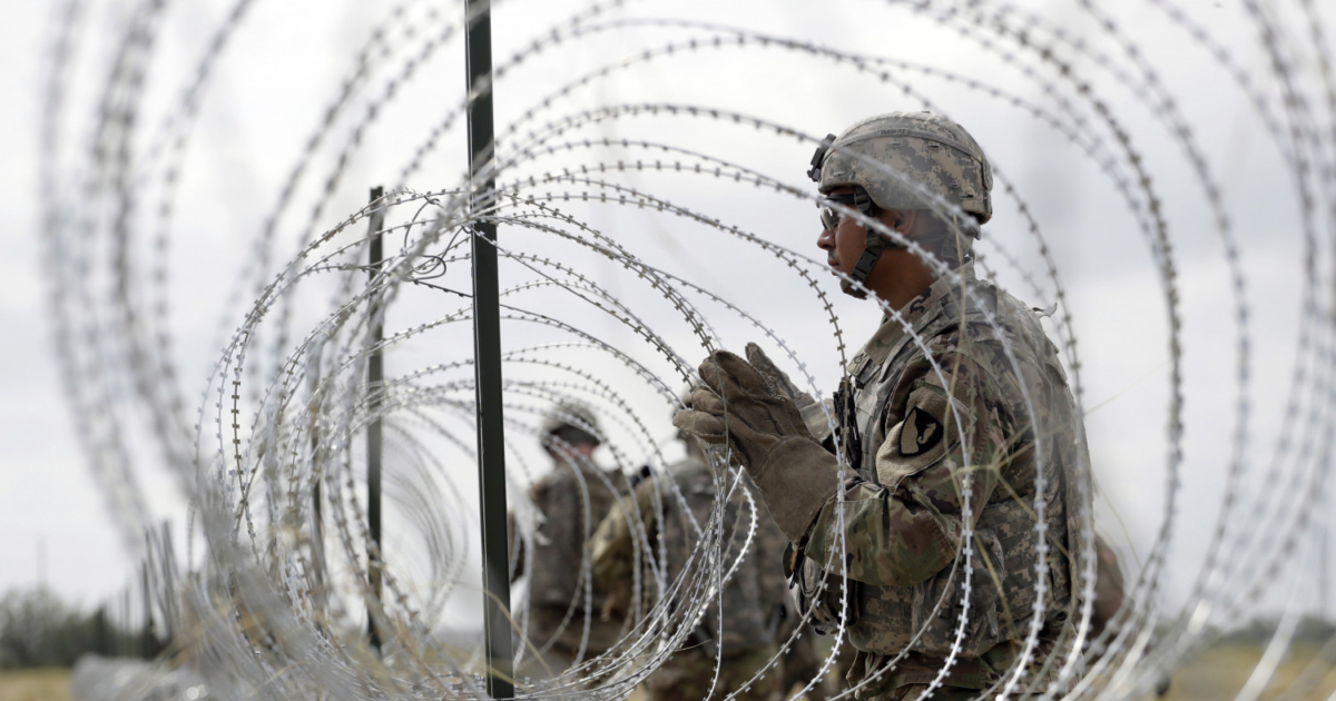 Mexican Nationals Caught Stealing Concertina Wire at US Border | NTD