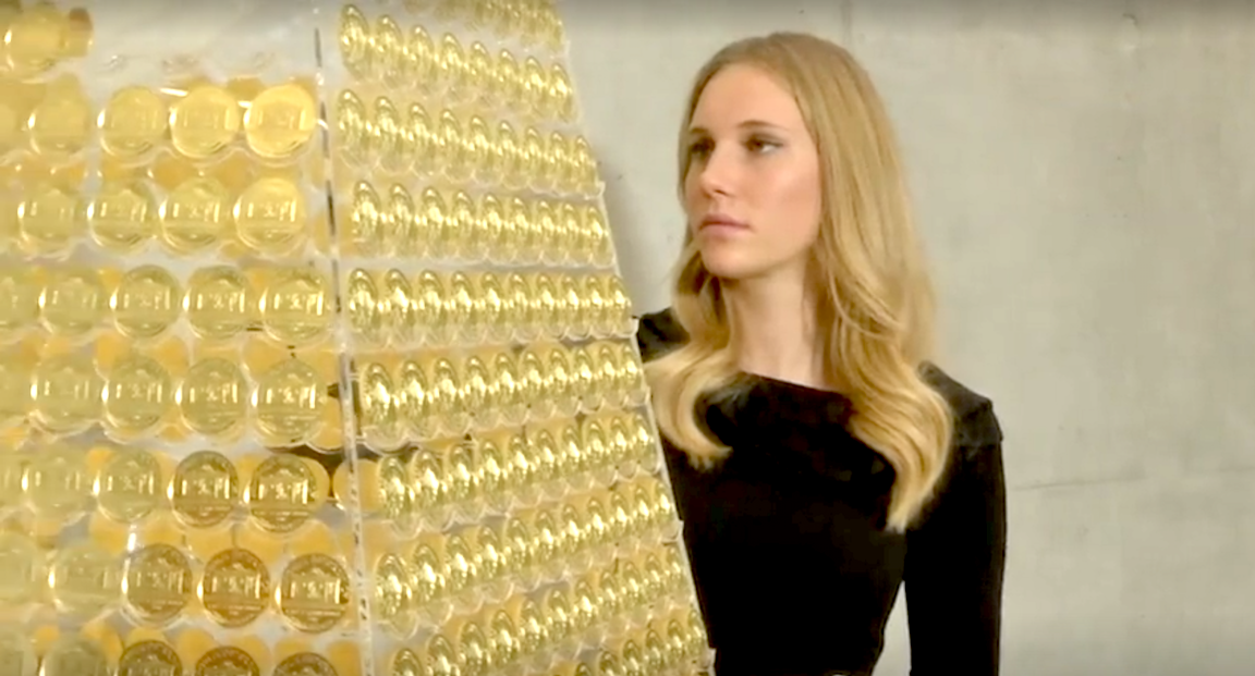 Europe’s Most Expensive Christmas Tree Made Out of Gold Coins | NTD
