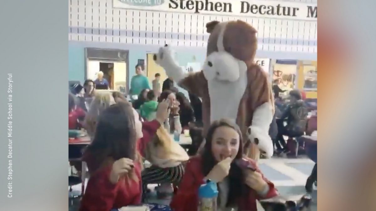 Emotional Homecoming Video: Father Surprises Daughter After 7 Months ...