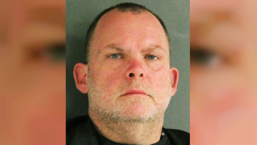 Man Charged With Keeping Mother's Body Tarped in Front Yard | NTD