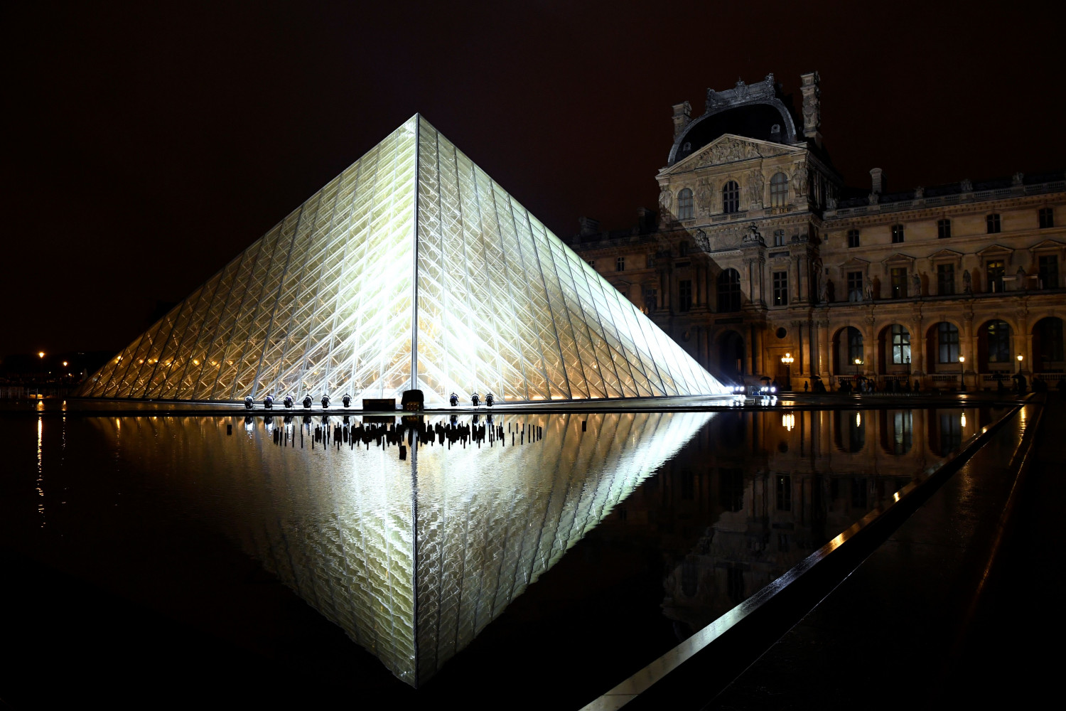 Paris Louvre Museum’s Iconic Pyramid Celebrates 30th Anniversary | NTD