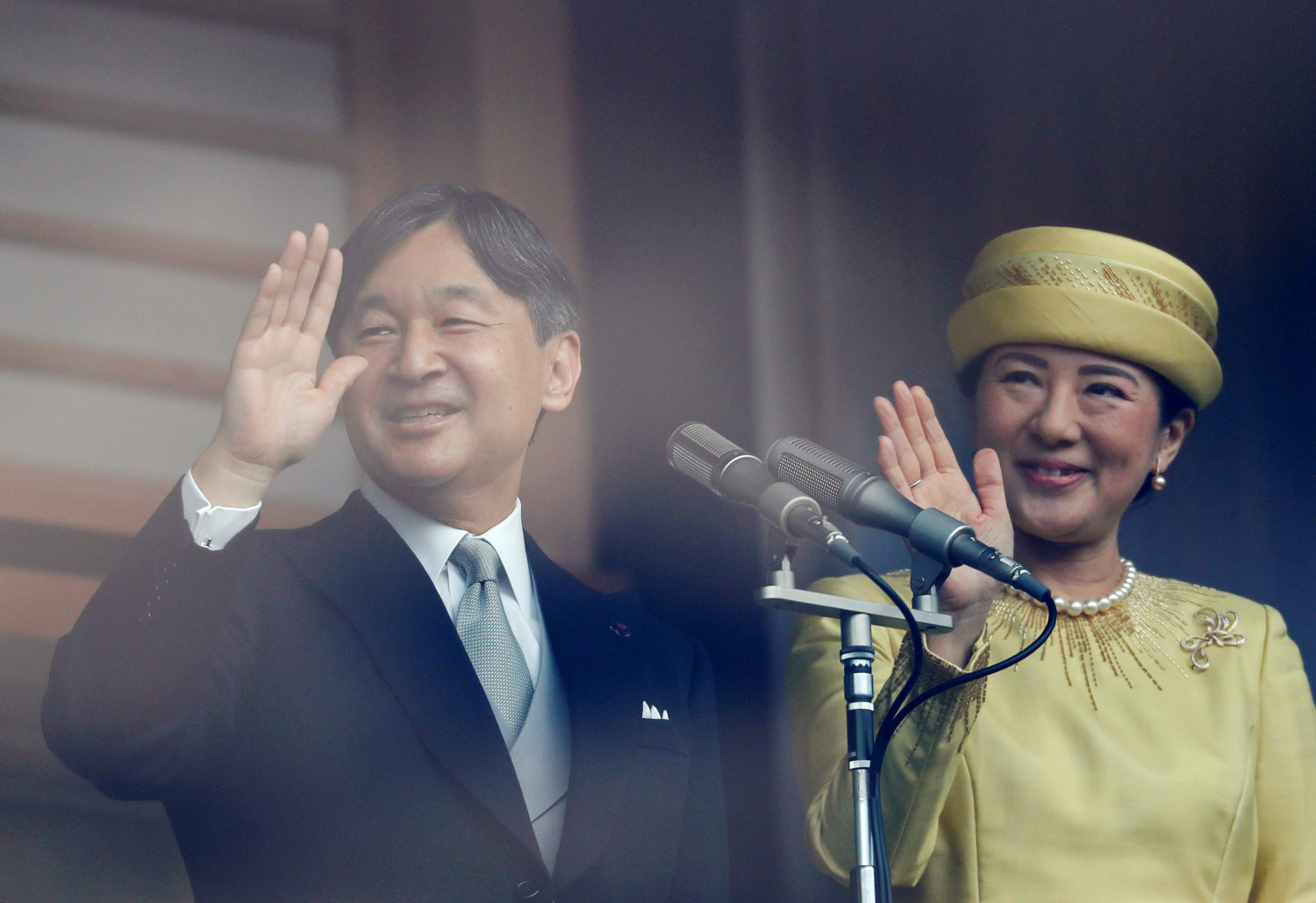Cheers and Screams as New Japanese Monarch Greets the People for the ...