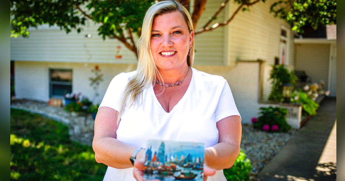 Woman Who Got Postcard Sent in 1993 Tracks Down Sender | NTD