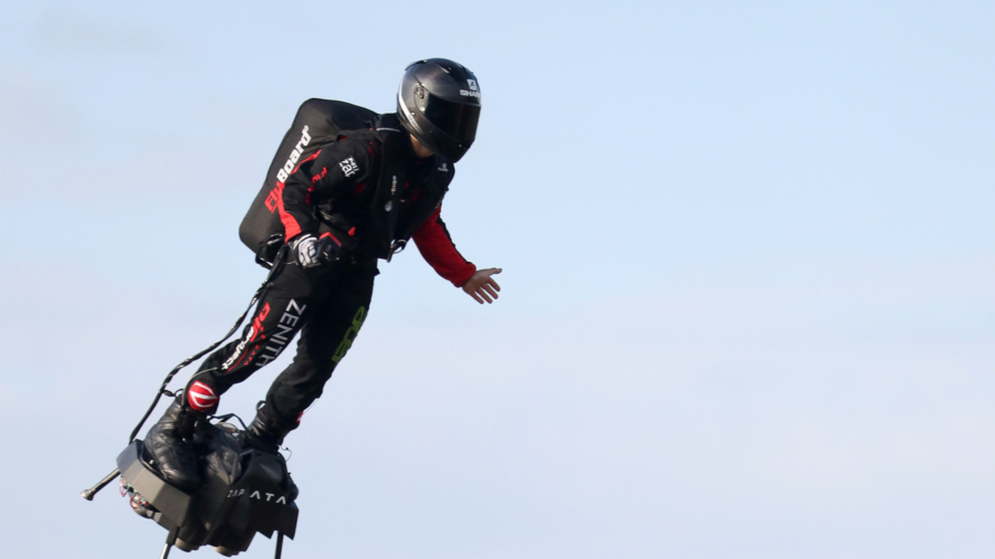 French 'Flying Man' Crosses Channel on Jet-Powered Hoverboard | NTD
