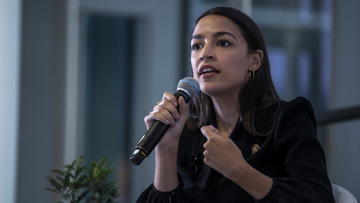 Alexandria Ocasio-Cortez Endorses Challenger to Sitting Democrat | NTD