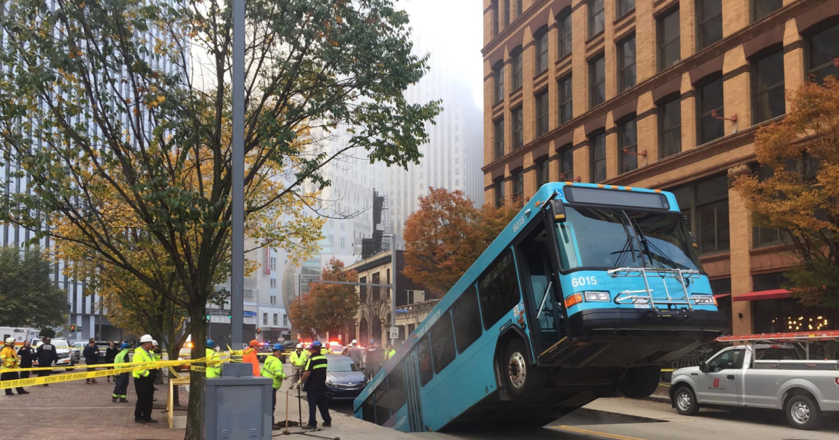 A Bus Falls Backward Into a Gaping Sinkhole in Pittsburgh | NTD