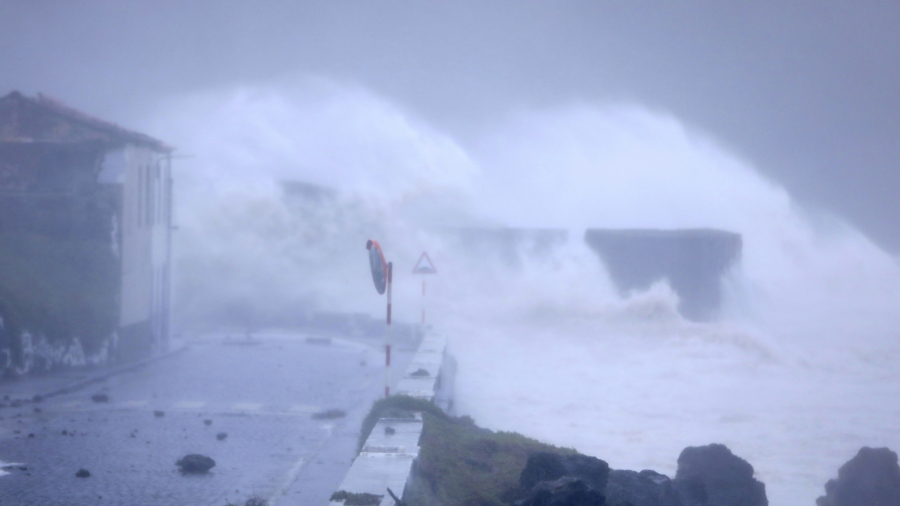Hurricane Lorenzo Batters Mid-Atlantic Azores Islands | NTD
