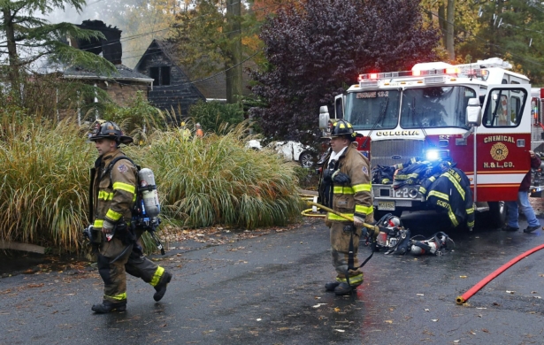 Small Plane Crashes, Leaving Pilot Dead, Houses Ablaze | NTD