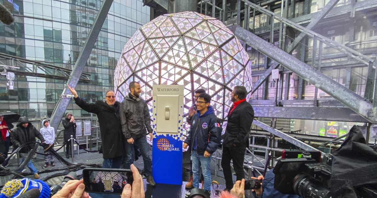 Times Square Ball Sent Up Ahead of New Year’s Eve | NTD