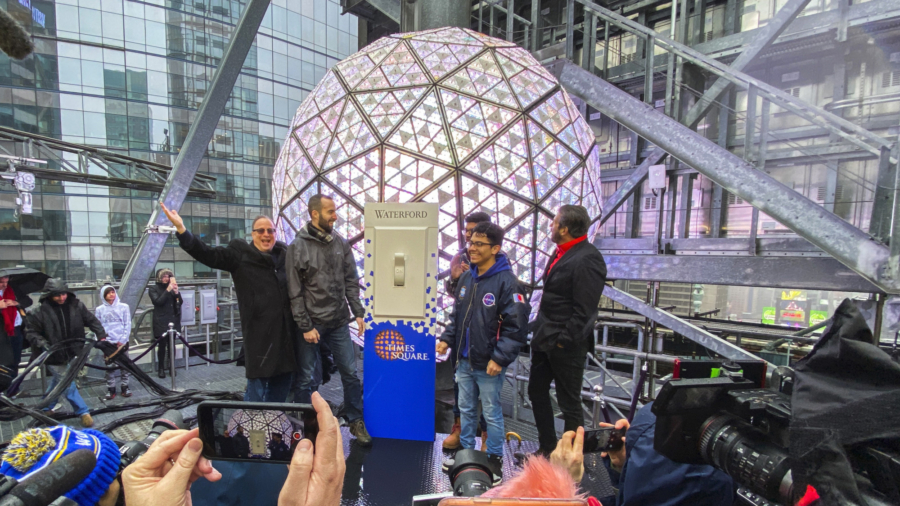 Times Square Ball Sent Up Ahead of New Year’s Eve | NTD