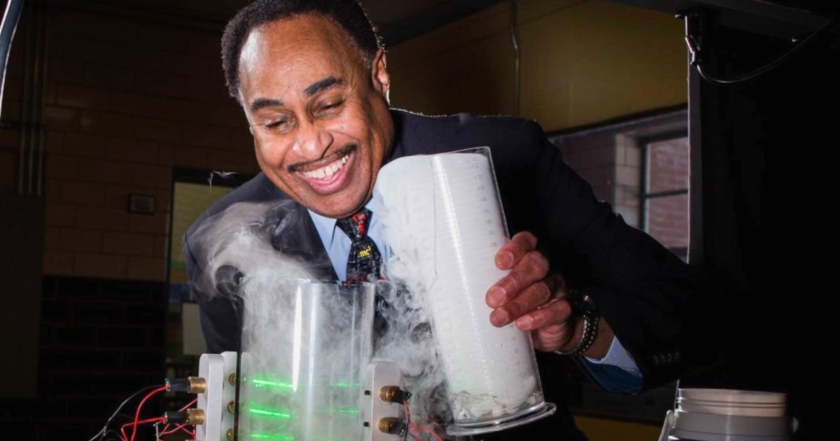 Meet the Scientist Trying to Travel Back in Time | NTD