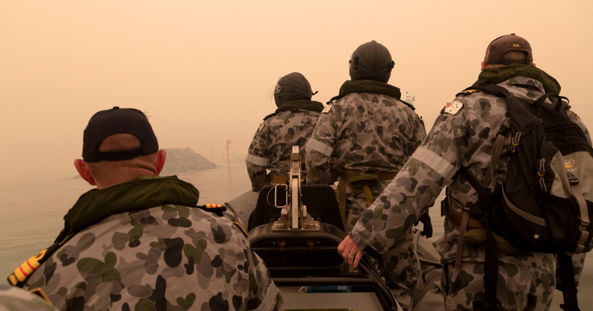 Australian Navy Begins Mass Evacuations as New Fire Threat Looms | NTD