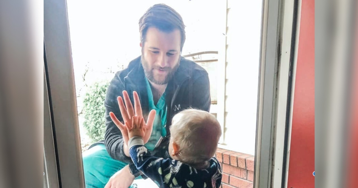 Doctor in Viral Photo With Son Behind Glass Loses Home to Tornado | NTD
