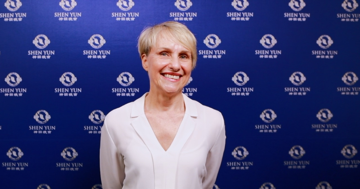 Performing Arts College Principle in Awe of Shen Yun Performers | NTD