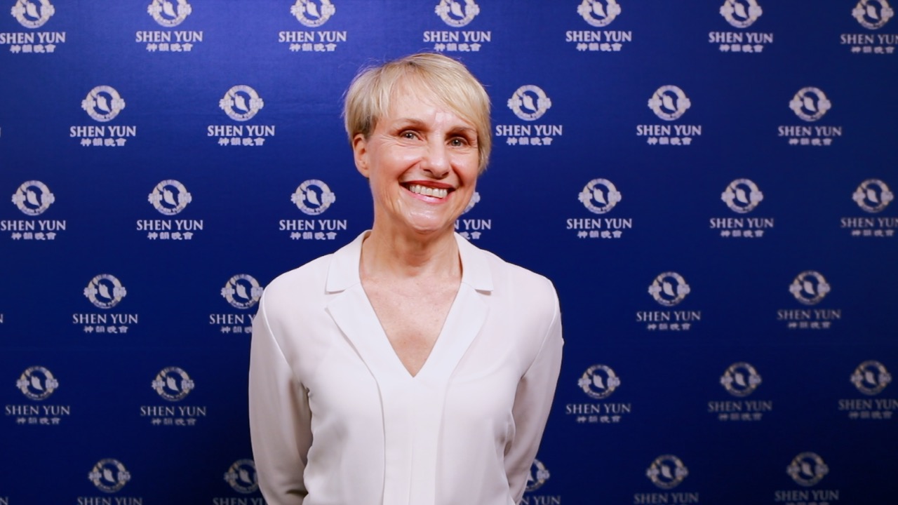 Performing Arts College Principle in Awe of Shen Yun Performers | NTD