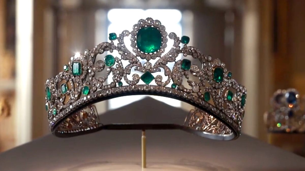 French Crown Jewels at Louvre Museum | NTD