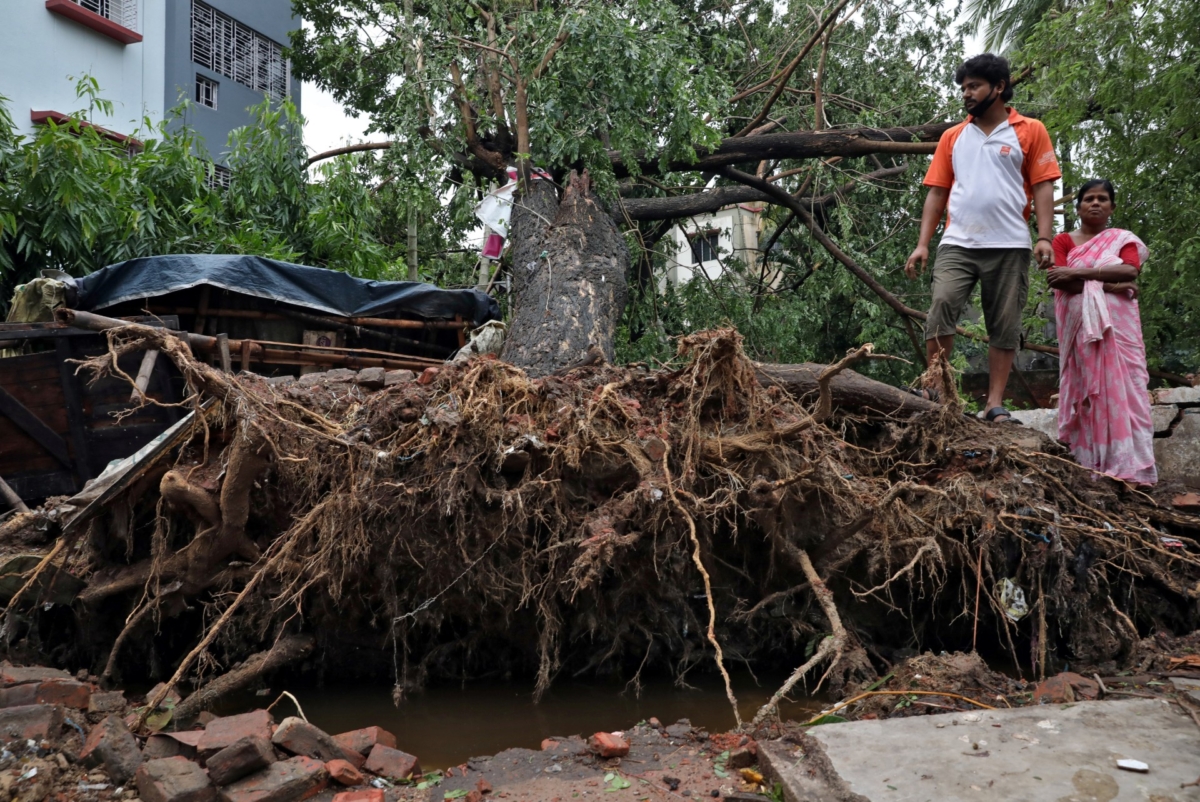 Cyclone Kills at Least 82 in India and Bangladesh, Flooding Lowlands | NTD