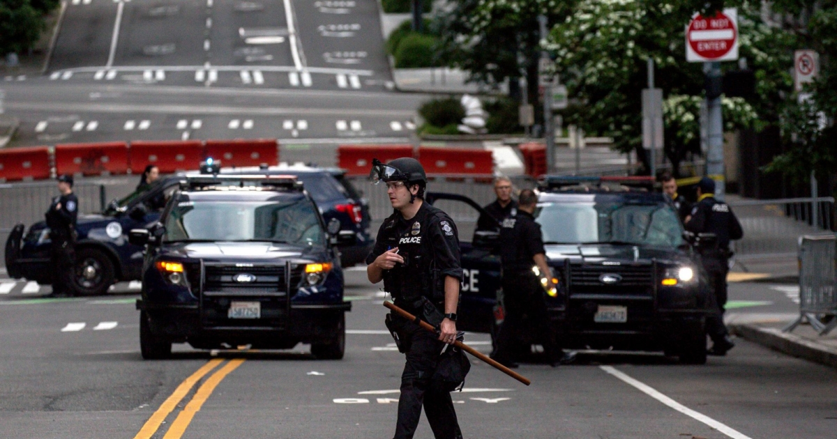 Seattle Police Chief Enters Abandoned East Precinct, Says Officers Will ...