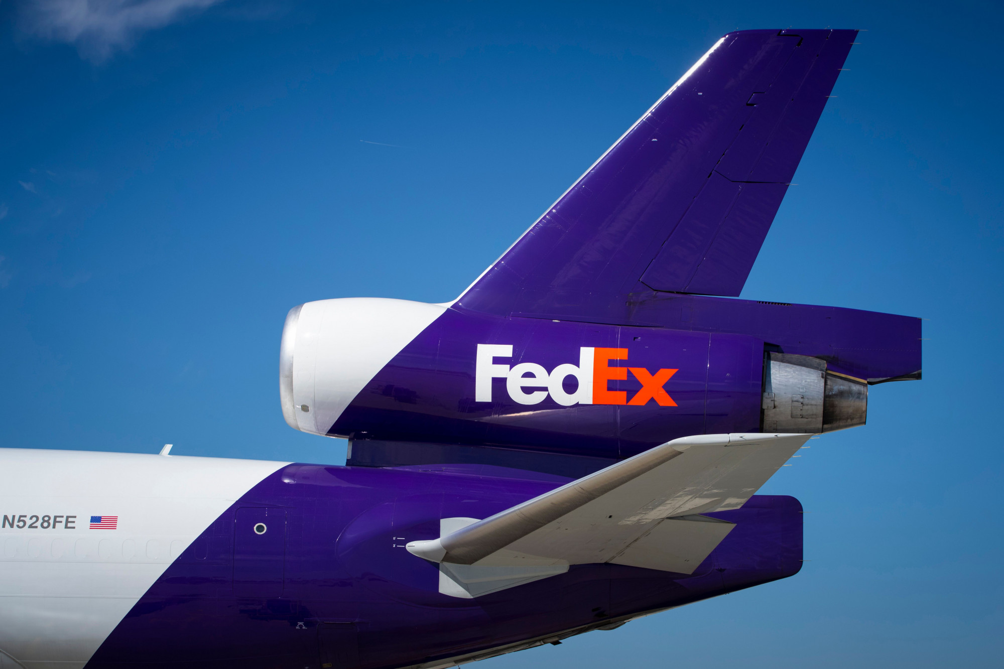 FedEx Cargo Jet Makes Predawn Emergency Landing in Los Angeles | NTD