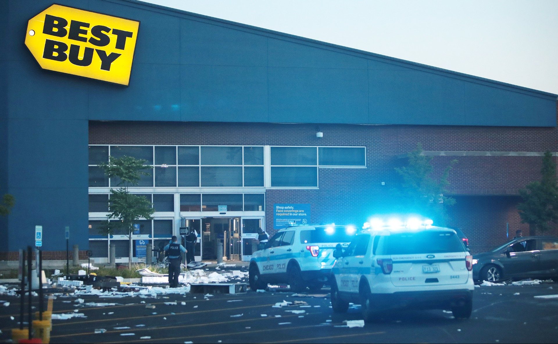 Widespread Looting in Chicago, Dozens of Stores Broken Into | NTD