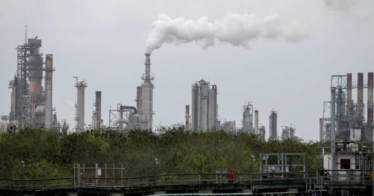 Storage Tank Explosion at Texas Petroleum Facility Injures 7 | NTD