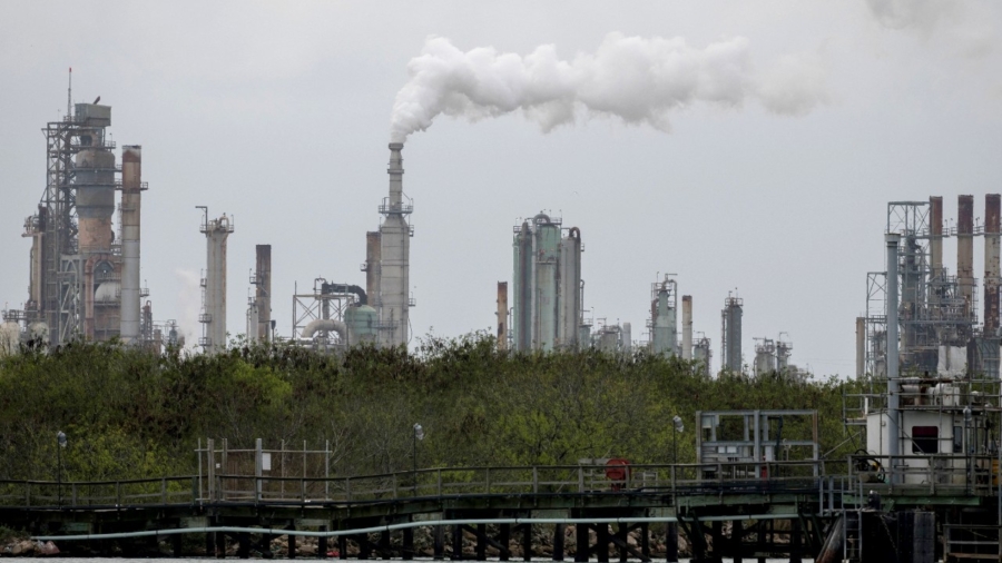 Storage Tank Explosion at Texas Petroleum Facility Injures 7 | NTD