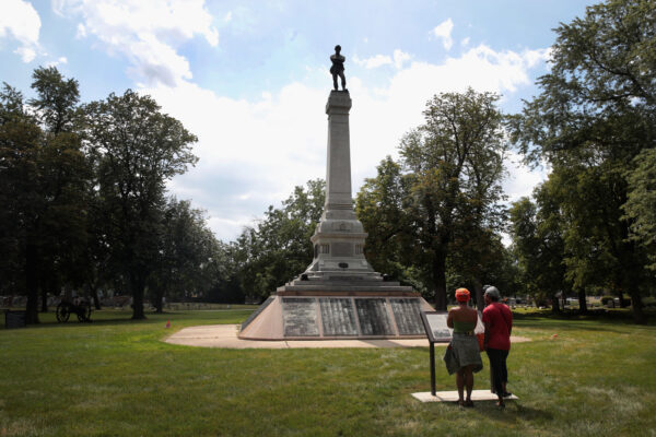 Chicago Reviews 41 'Problematic' Monuments | NTD