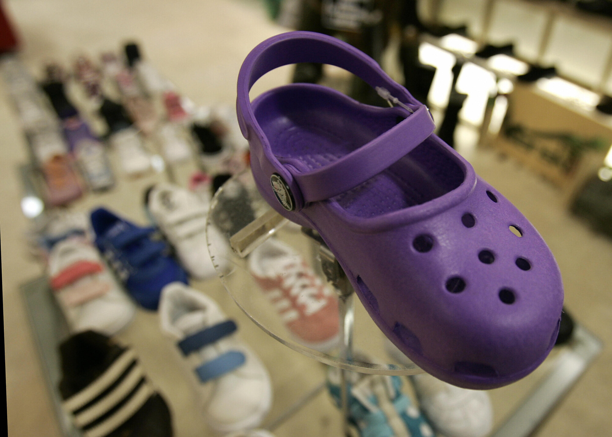 Crocs Make Comeback During Pandemic | NTD