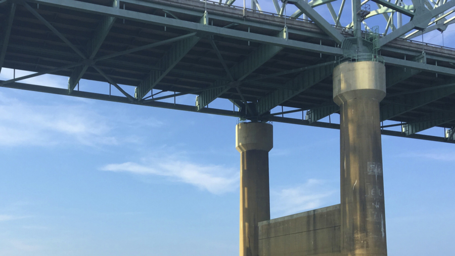 Kayaker's Photos Show Crack in Closed I-40 Bridge in 2016 | NTD