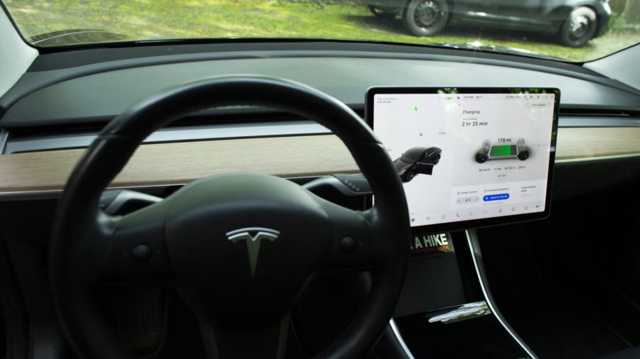 Tesla Driver Discovers Safety Hazards | NTD